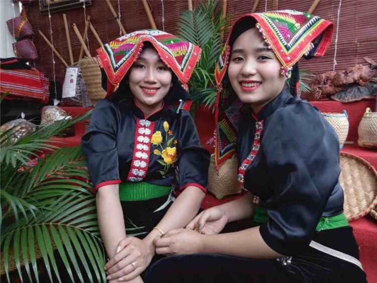 Hướng dẫn cách mặc Trang phục dân tộc Thái đen đẹp - fashiontodayaz.net ...